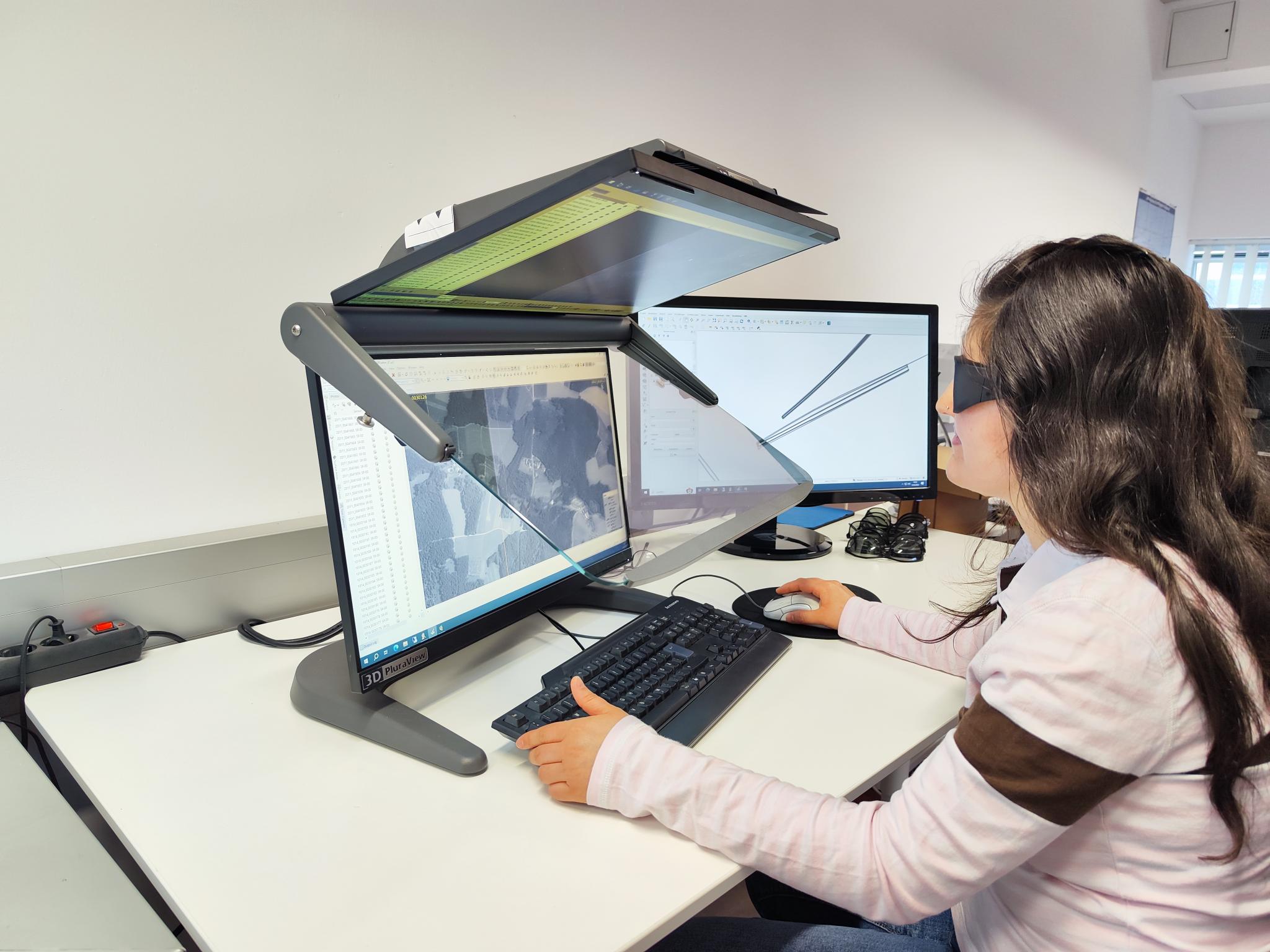3D monitors digitalise the forest - 3D PluraView